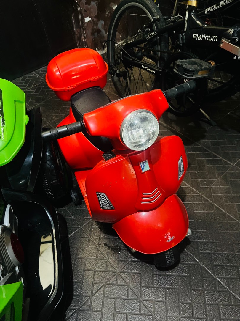 Motor aki anak vespa mini, Bayi & Anak, Mainan & Baby Walker di Carousell