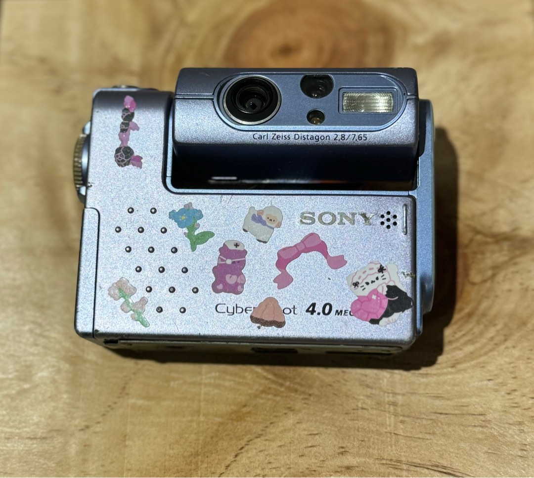 Rare! Swivel type Sony Cybershot DSC-F77A, Photography, Cameras on ...
