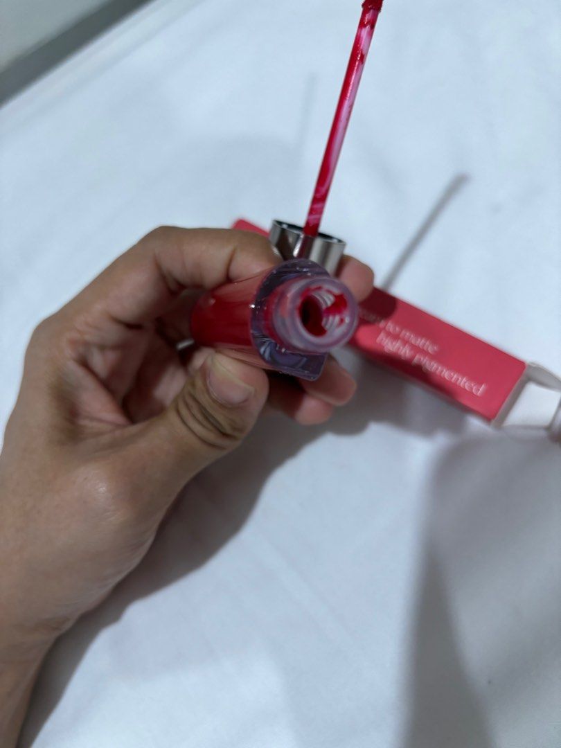 Wardah Matte Lip Cream 06 feeling Red masih Baru belum pernah dipakai ...