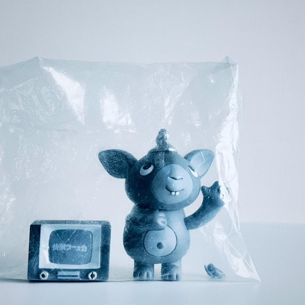 円谷ミニソフビコレクション 快獣 ブースカ BOOSKA 快獸 布斯卡 黑白版 附布斯卡電視機 怪獸 軟膠玩具 盒玩 備註.全新未拆袋｜無盒 ...