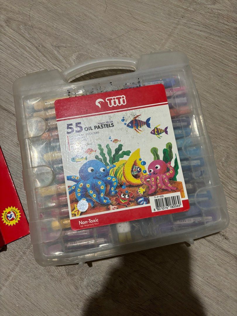 crayon titi 55 warna, Buku & Alat Tulis, Alat Tulis di Carousell