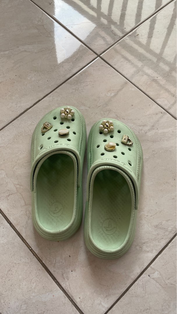 crocs hijau/sage green, Fesyen Wanita, Sepatu di Carousell