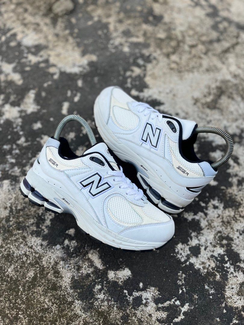 Sepatu New balance 2002r white second original, Fesyen Wanita, Sepatu ...