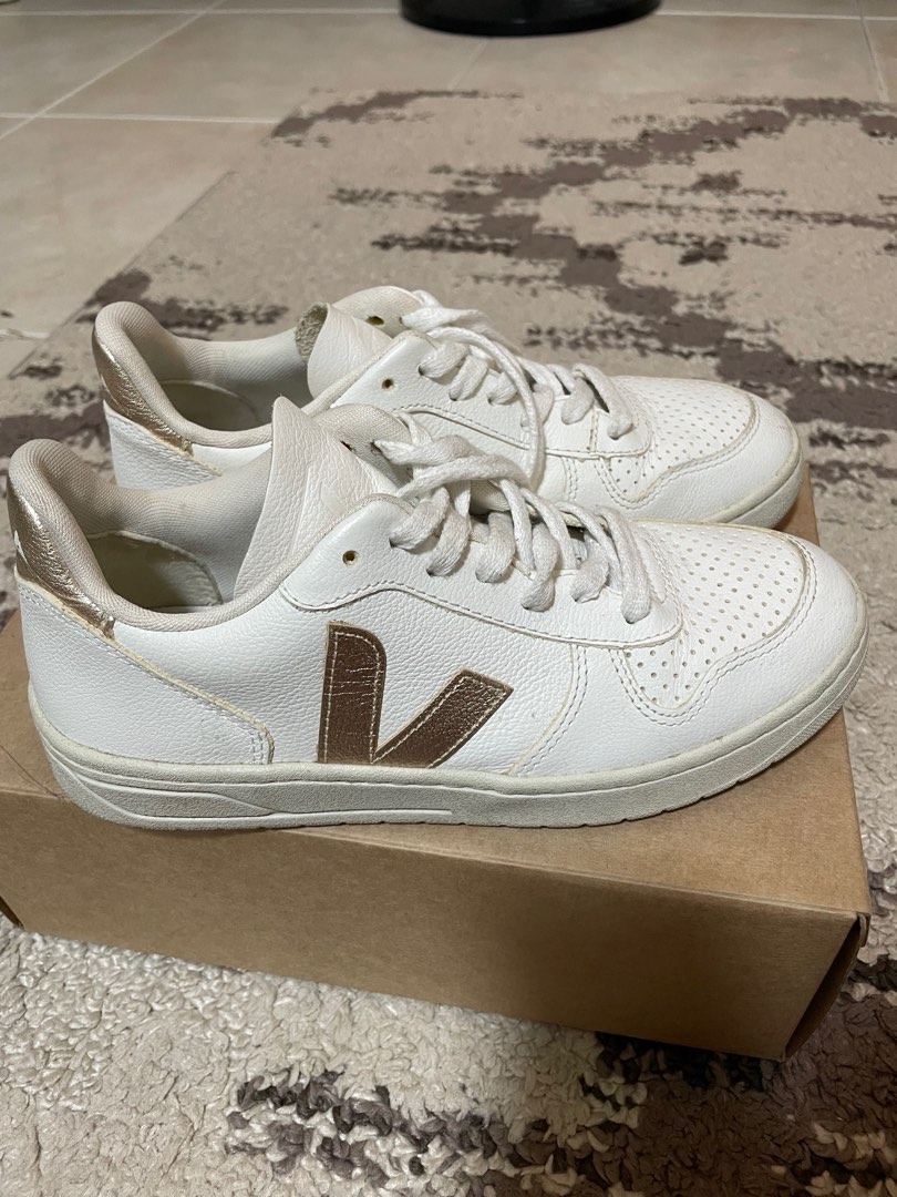 Original Veja, Women's Fashion, Footwear, Sneakers on Carousell