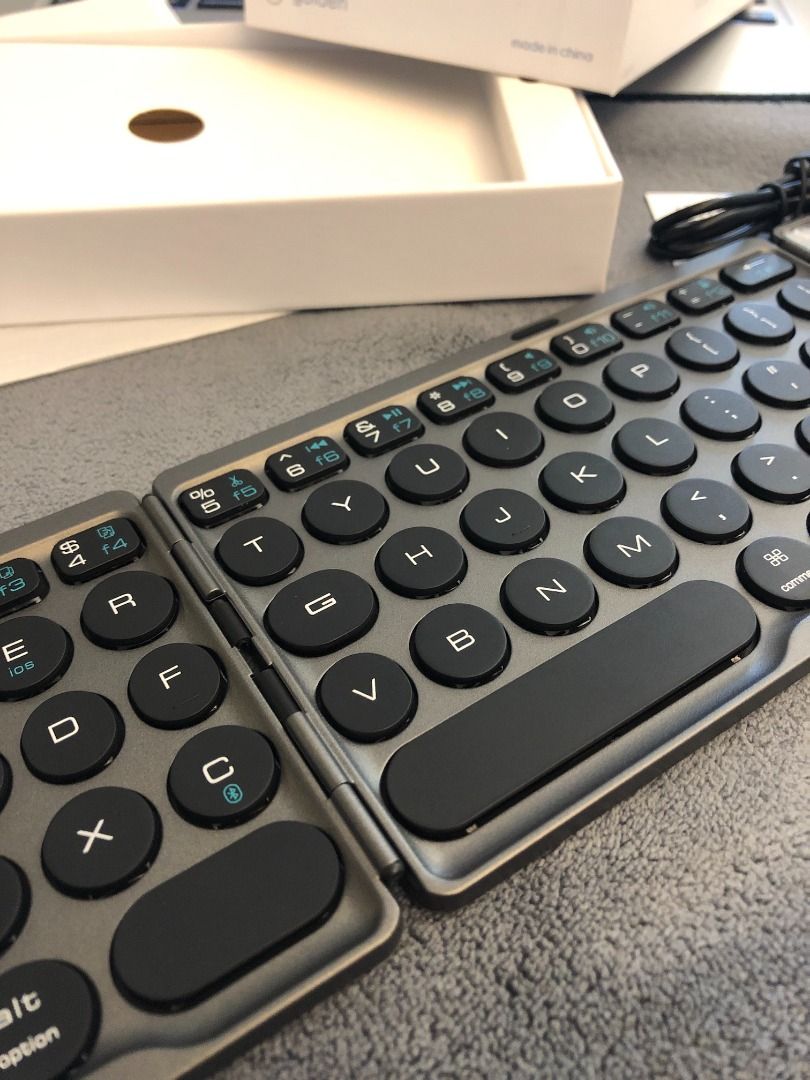 Foldable Bluetooth 藍牙 Keyboard ⌨️ (NEW Round Keycaps+Magnetic Folding ...