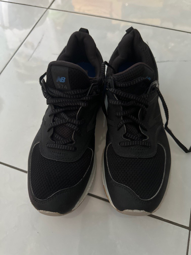 New balance 574 black / white, Fesyen Pria, Sepatu , Sneakers di Carousell