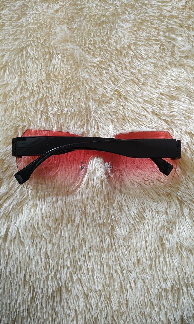 Saleee... Kacamata GC gradasi pink, Fesyen Wanita, Aksesoris di Carousell
