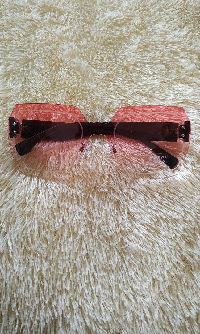 Saleee... Kacamata GC gradasi pink, Fesyen Wanita, Aksesoris di Carousell