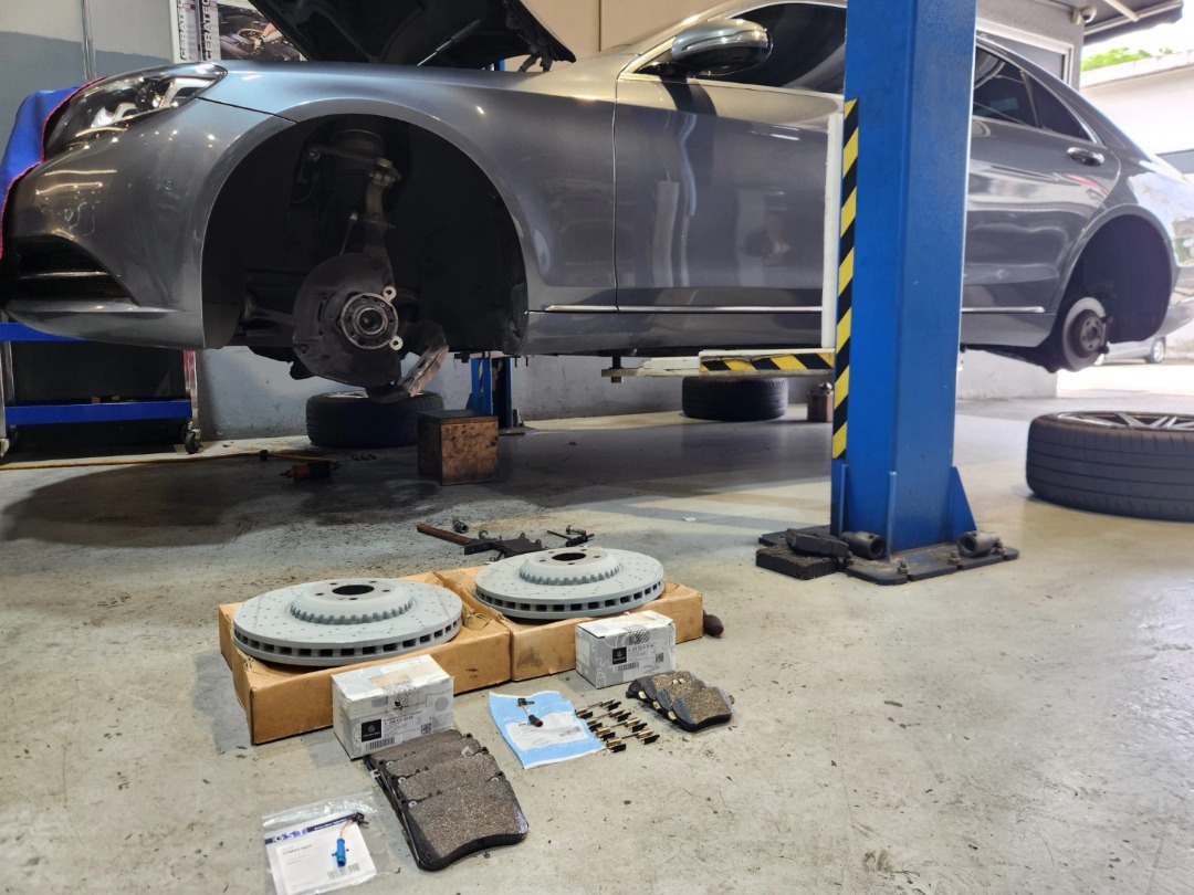 Mercedes-Benz W222 S400 Servicing Using Liqui Moly 5W40, Oil Filter ...