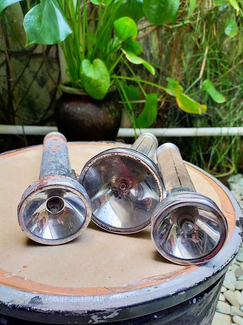 Borongan Senter Besi Jadul, Antik, Pajangan di Carousell