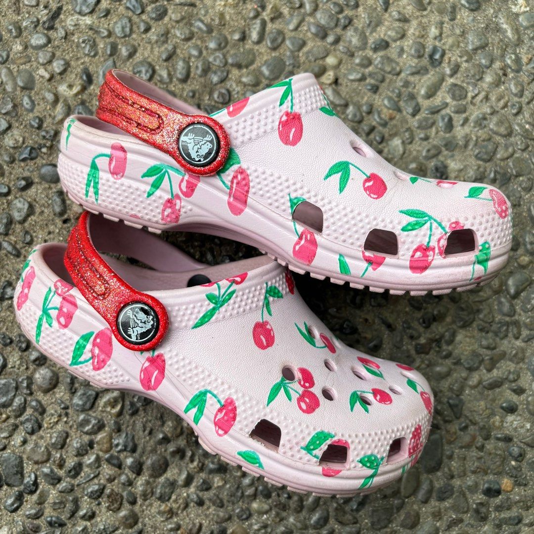 Crocs Clog Pink Cherry, Bayi & Anak, Baju Anak Perempuan, 4 hingga 7 tahun di Carousell