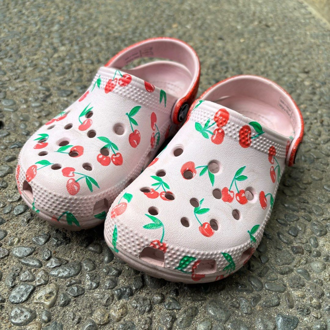 Crocs Clog Pink Cherry, Bayi & Anak, Baju Anak Perempuan, 4 hingga 7 tahun di Carousell
