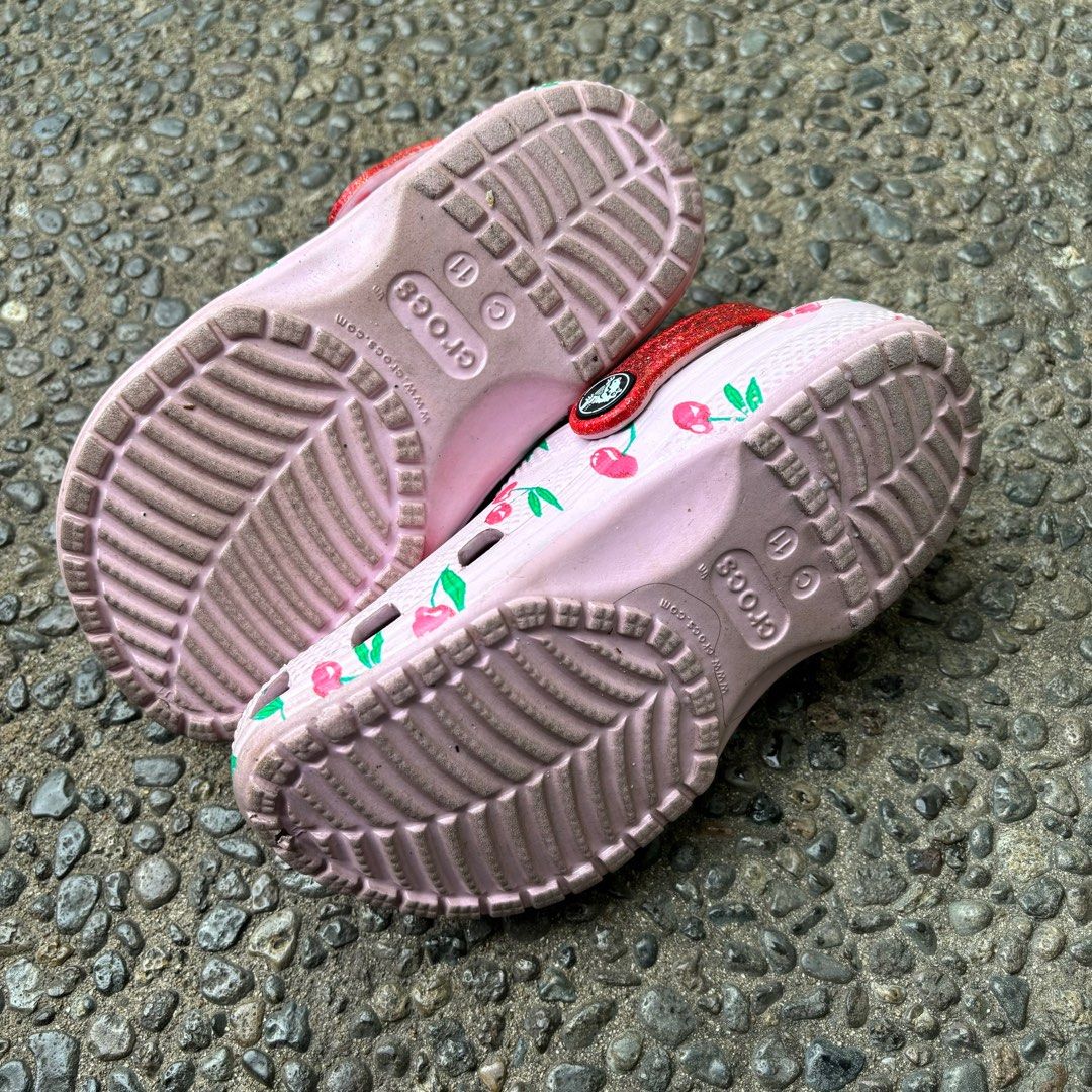 Crocs Clog Pink Cherry, Bayi & Anak, Baju Anak Perempuan, 4 hingga 7 tahun di Carousell