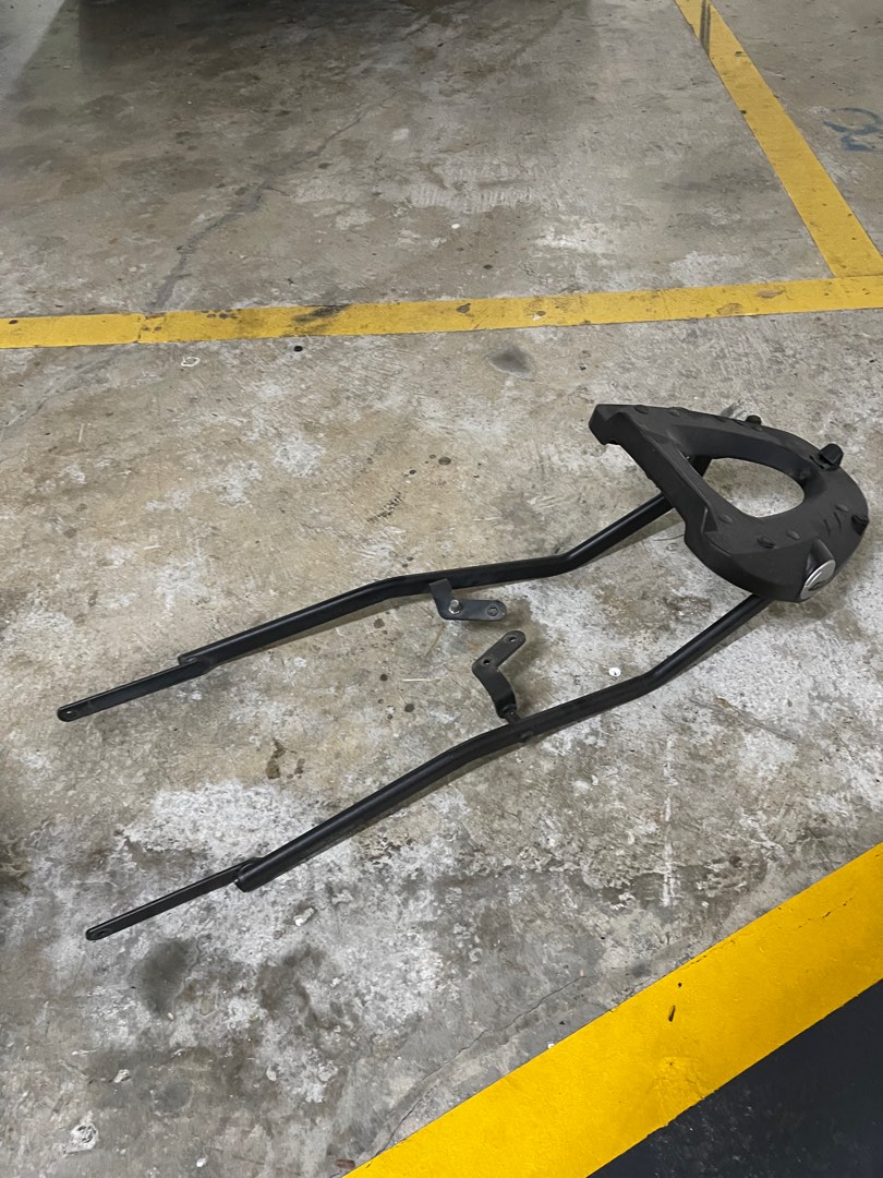 Monorack heavy duty Givi Y15 & Box Givi 27L, Motorbikes on Carousell