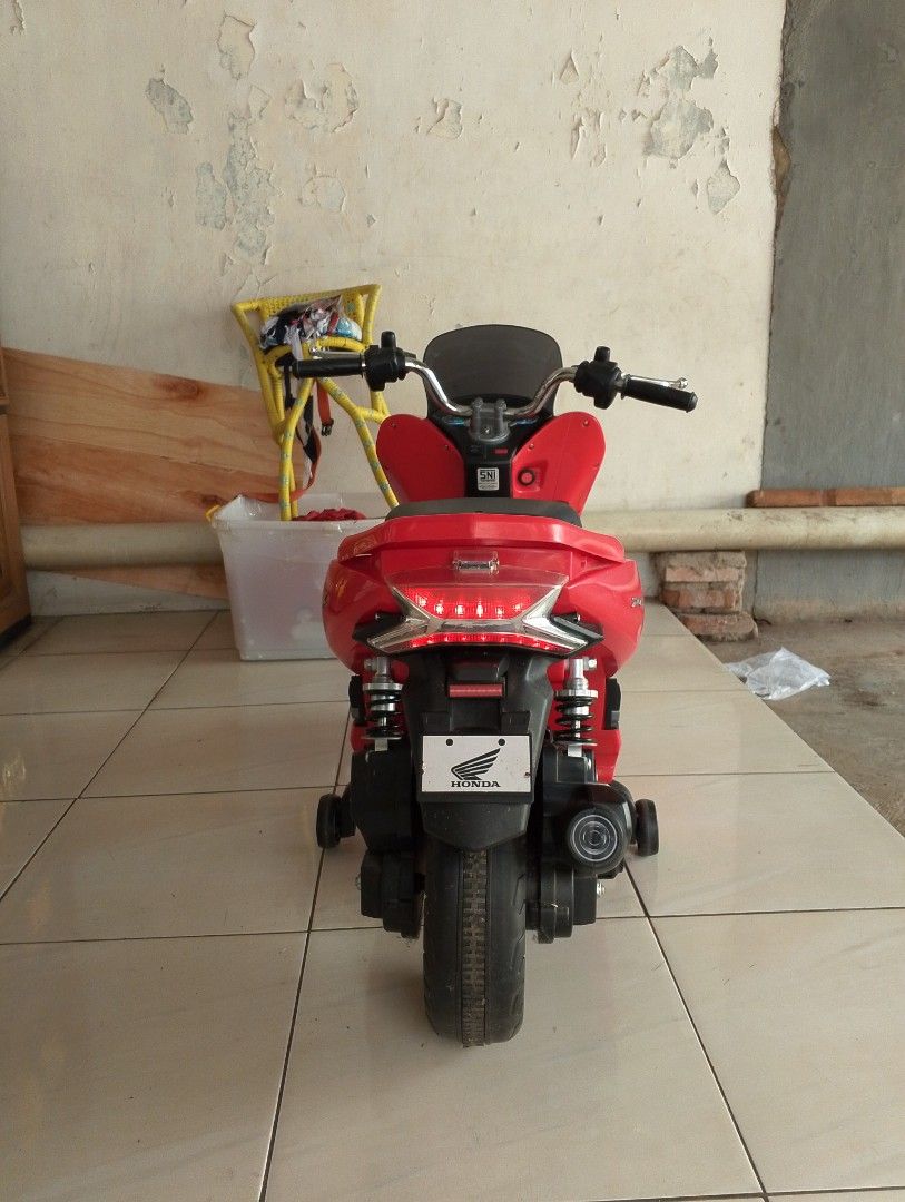 Motor aki / motor listrik anak Honda pcx, Toys & Collectibles, Mainan ...