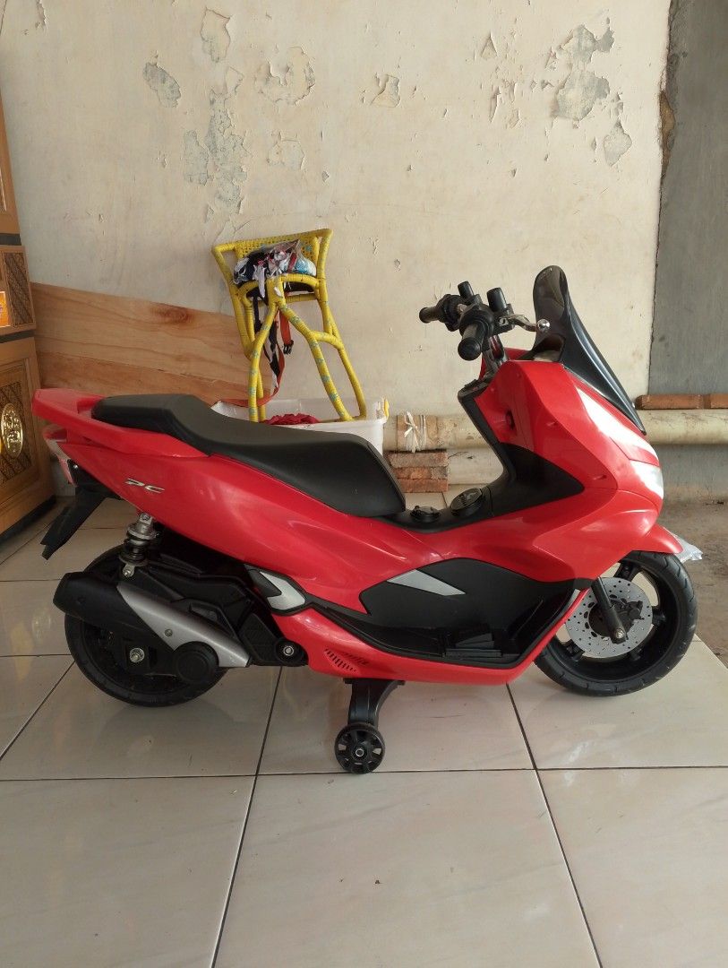 Motor aki / motor listrik anak Honda pcx, Toys & Collectibles, Mainan ...