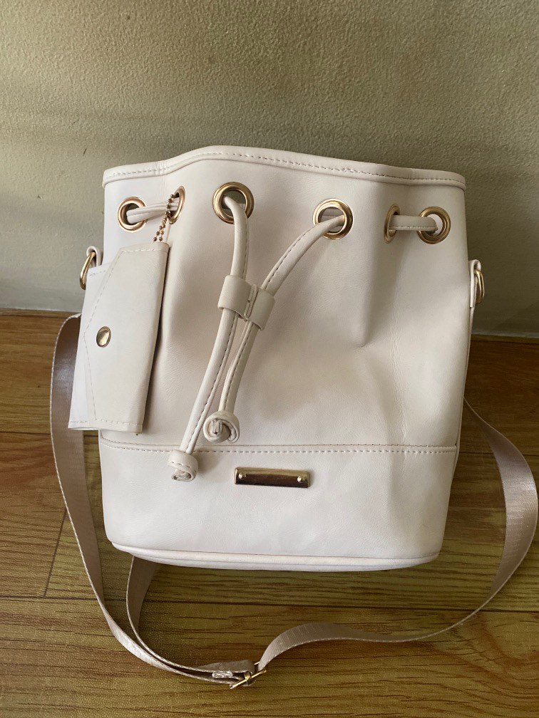 tas bucket putih, Fesyen Wanita, Tas & Dompet di Carousell
