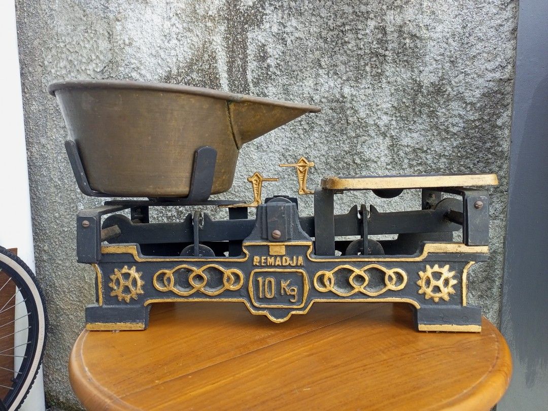 Timbangan duduk jadul, Antik, Pajangan di Carousell