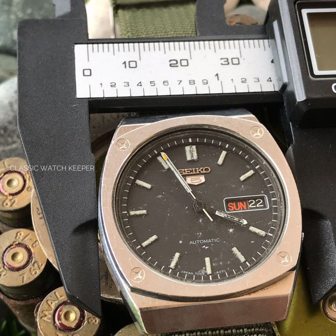 1980's SEIKO 5 automatic vintage watch, Luxury, Watches on Carousell