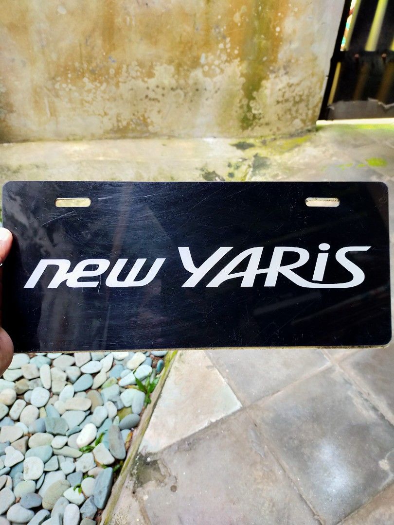 Plat Acrylic Toyota Yaris Bekas Display Dealer, Antik, Pajangan di ...