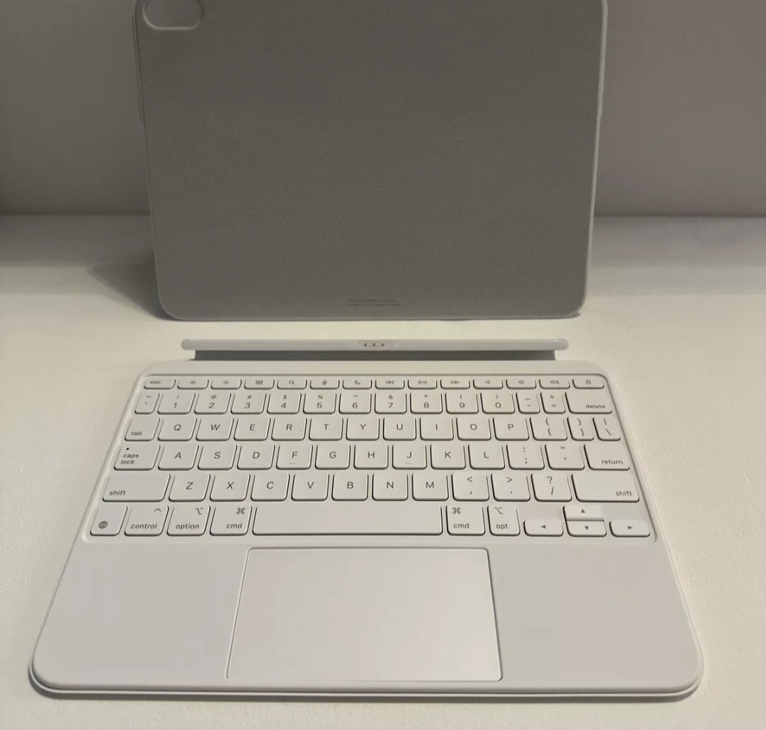 Apple Magic Keyboard Folio, Mobile Phones & Gadgets, Mobile & Gadget ...