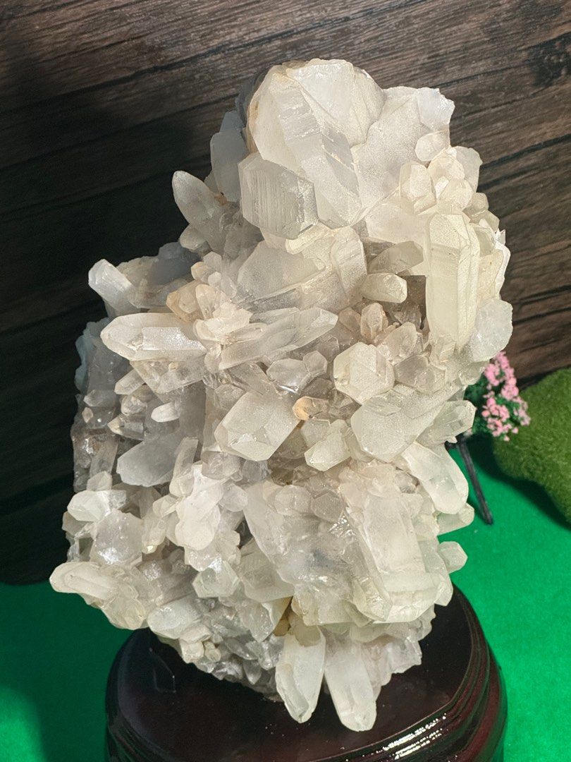 Big Quartz Cluster c/w base, Women's Fashion, Jewelry & Organisers ...