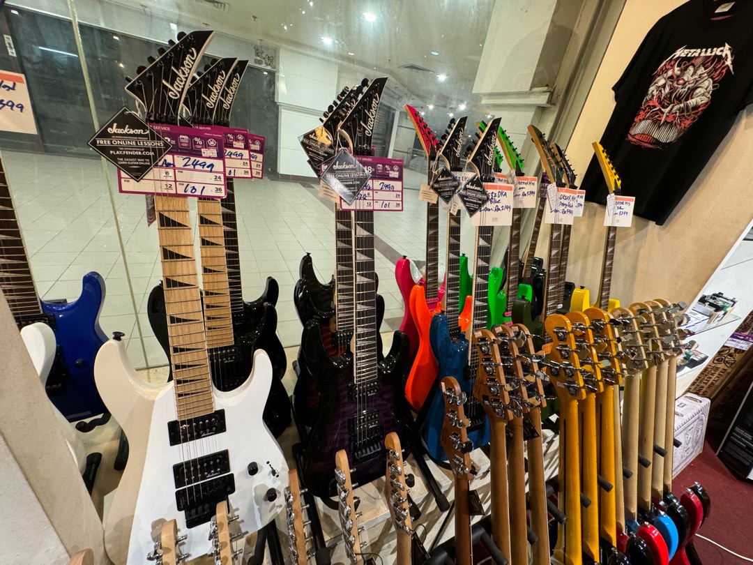Kami mempunyai banyak jenama gitar Jackson yang berbeza di sini. Dari ...