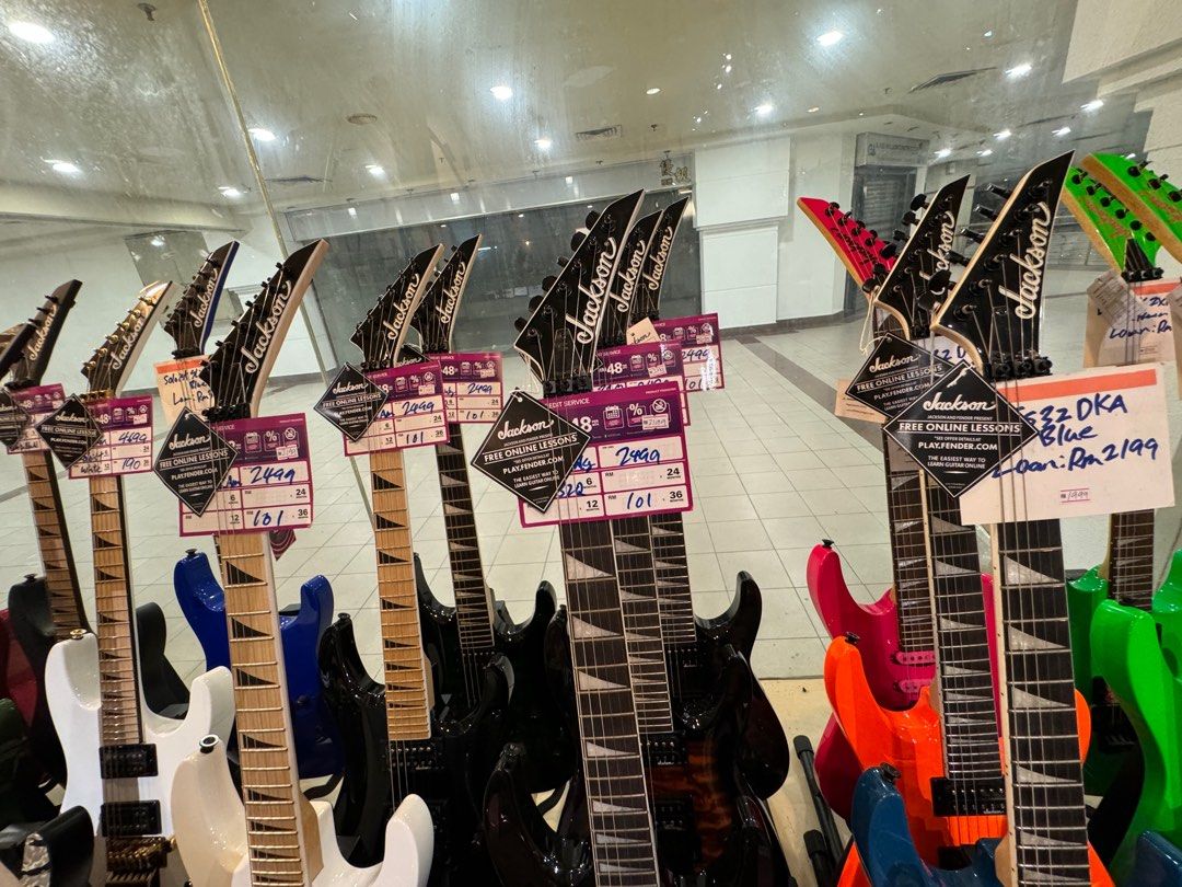 Kami mempunyai banyak jenama gitar Jackson yang berbeza di sini. Dari ...