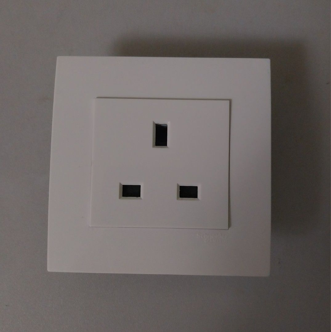 Schneider socket outlet 13A 施耐德 單蘇 電制 面板, 家庭電器, 轉插器及插頭 - Carousell