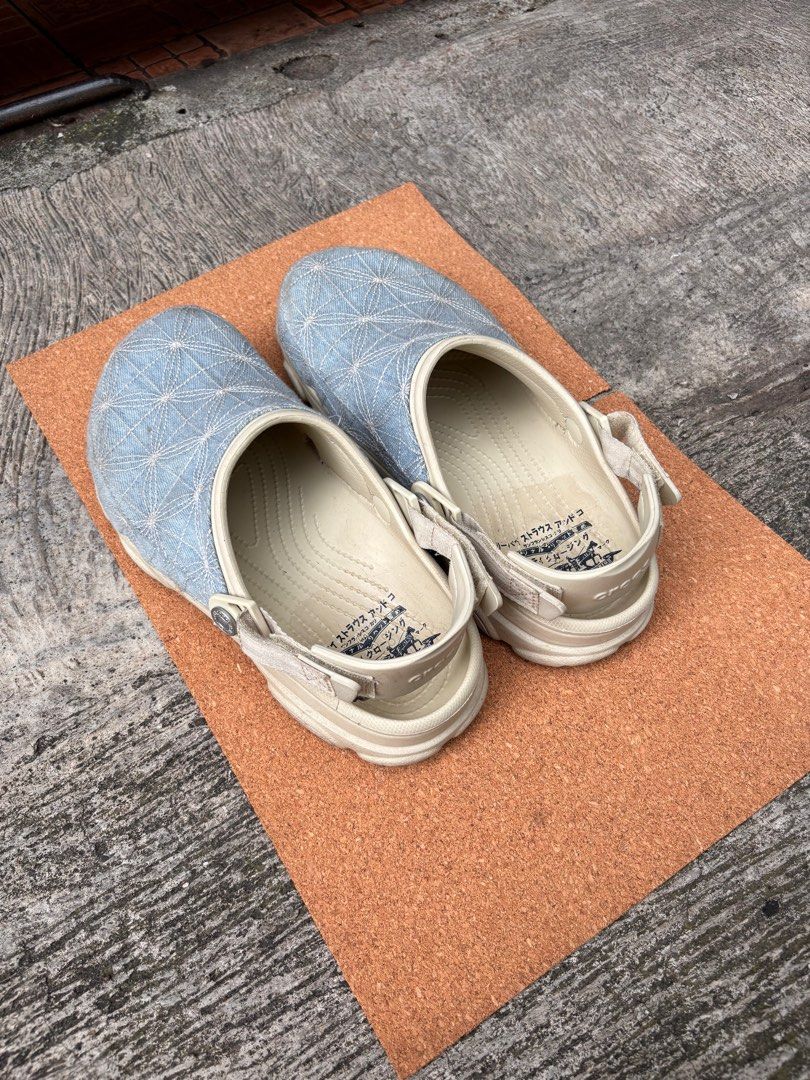 Levis x Crocs All Terrain Clog Collab Denim, Fesyen Pria, Sepatu ...
