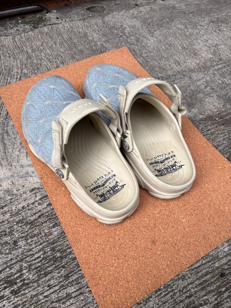 Levis x Crocs All Terrain Clog Collab Denim, Fesyen Pria, Sepatu ...