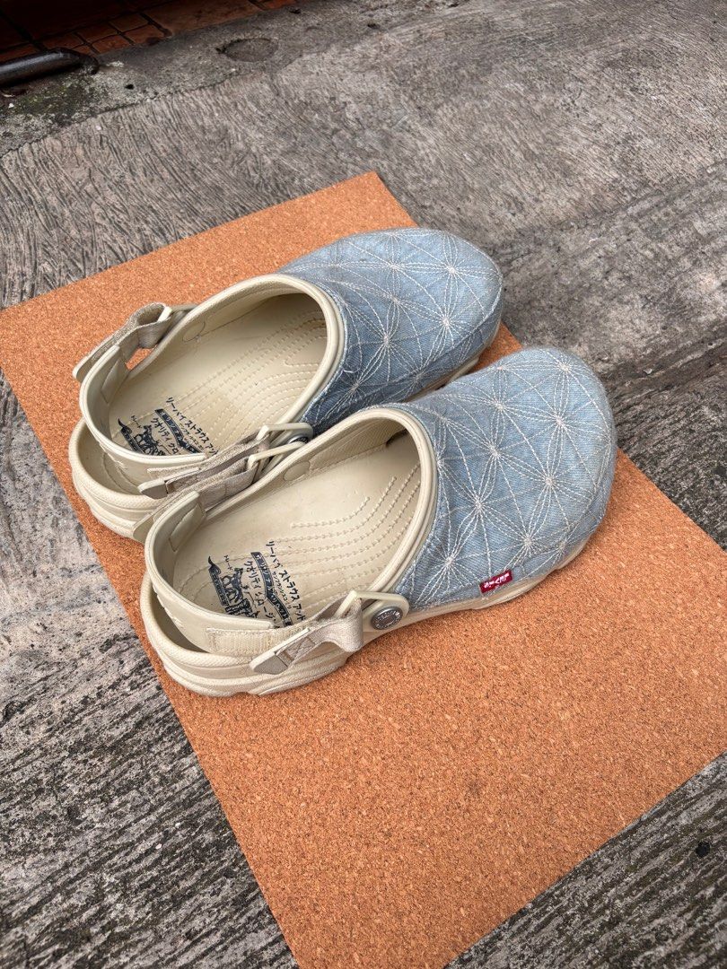 Levis x Crocs All Terrain Clog Collab Denim, Fesyen Pria, Sepatu ...