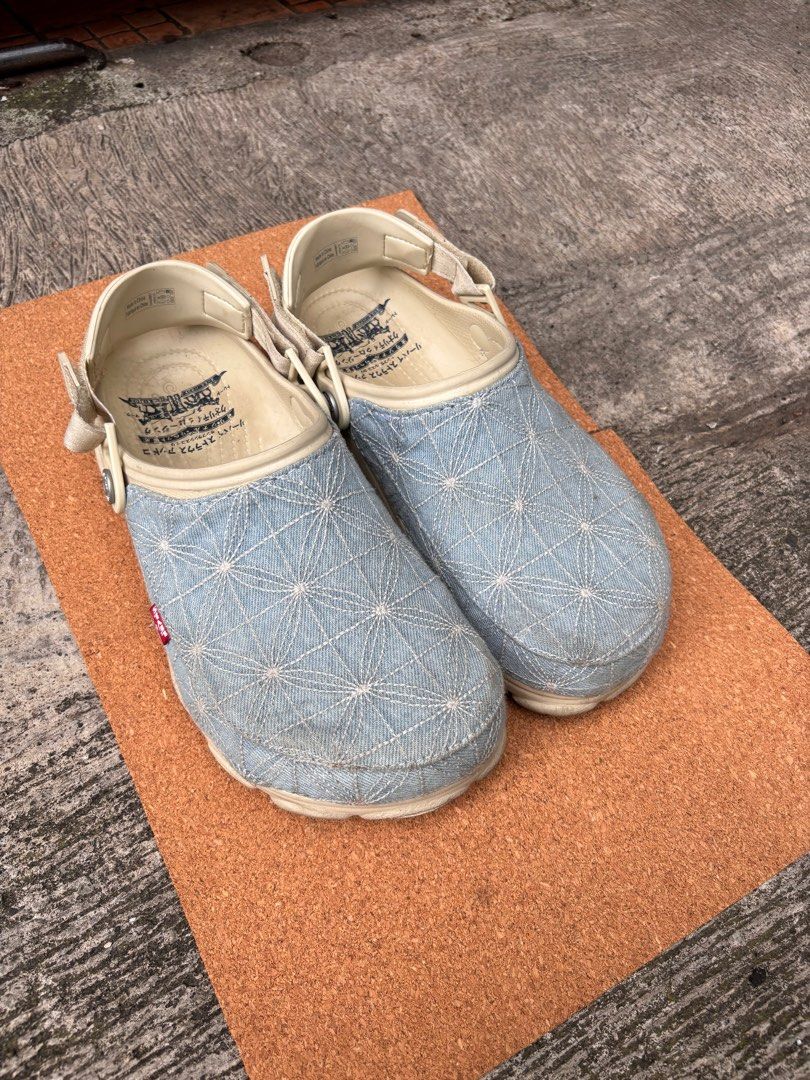 Levis x Crocs All Terrain Clog Collab Denim, Fesyen Pria, Sepatu ...