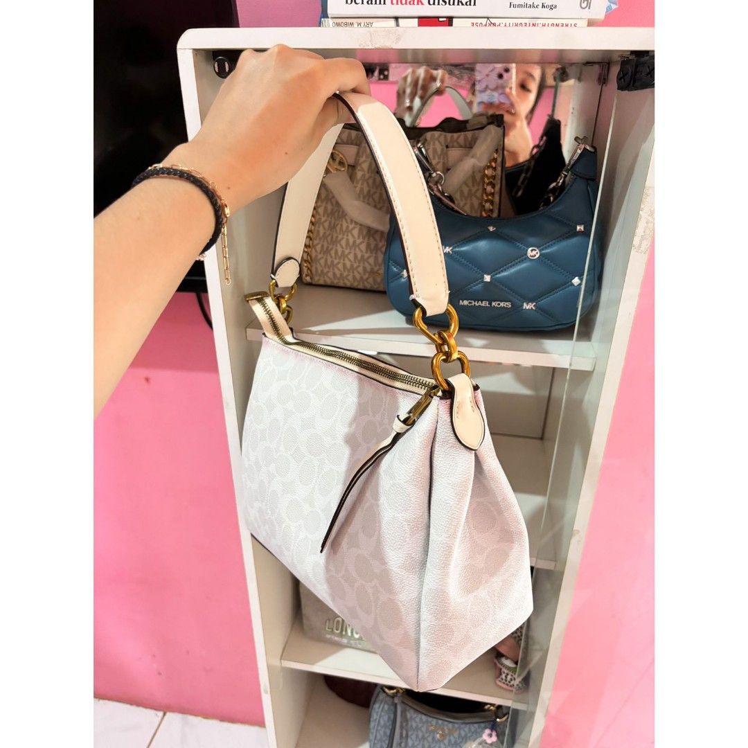 Tas coach shay signature like new, Barang Mewah, Tas & Dompet di Carousell