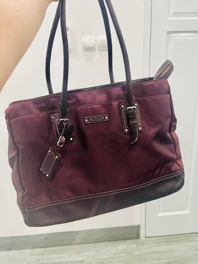 TUMI Travel Bag ...cakep banget muat banyak retail hampir 5 Juta...cocok jadi teman koper di ...