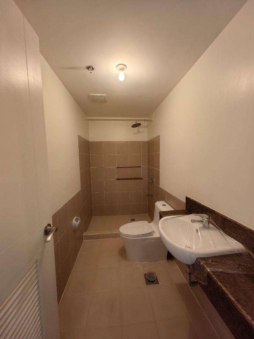 2bedroom 53.5sqm Bare Condo Unit with parking for Rent in Kapitolyo ...