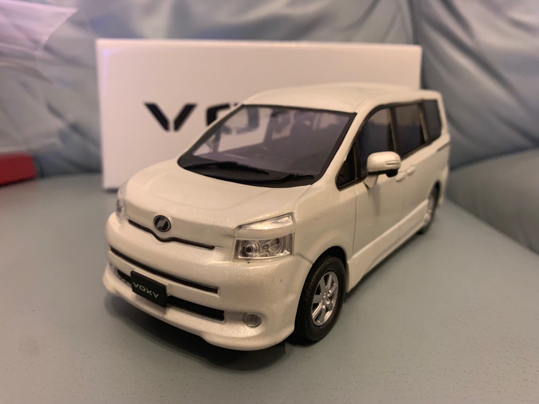 [極罕有] 1:24 Toyota Voxy 70 系 前期 金屬 豐田原廠 色辦車 白色, 興趣及遊戲, 玩具 & 遊戲類 - Carousell