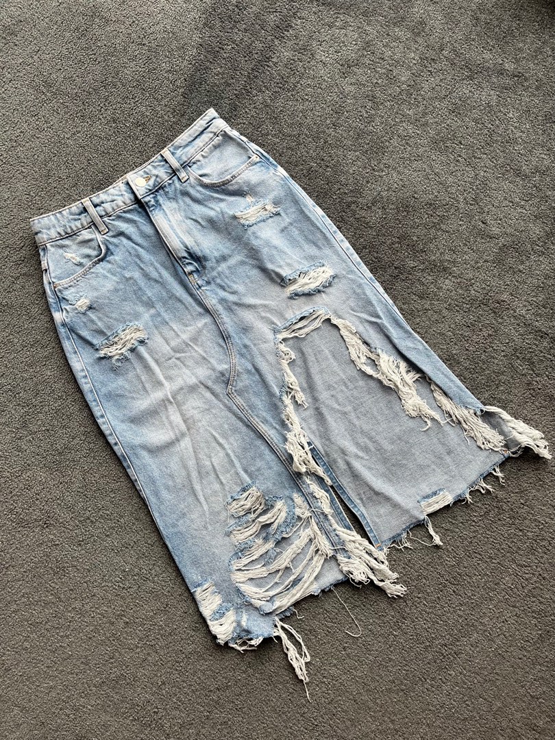 Rok denim ripped Bershka jeans biru, Fesyen Wanita, Pakaian Wanita ...
