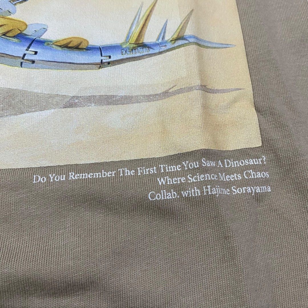Uniqlo jurassic park hajime sorayama dinosaur tee, Fesyen Pria, Pakaian ...