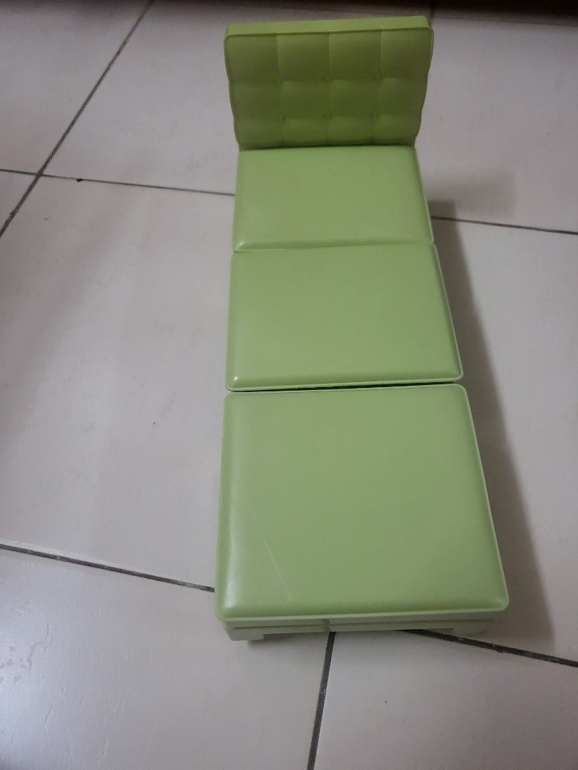 Barbie Mattel 2005 totally real green convertible bed/chair, Hobbies ...