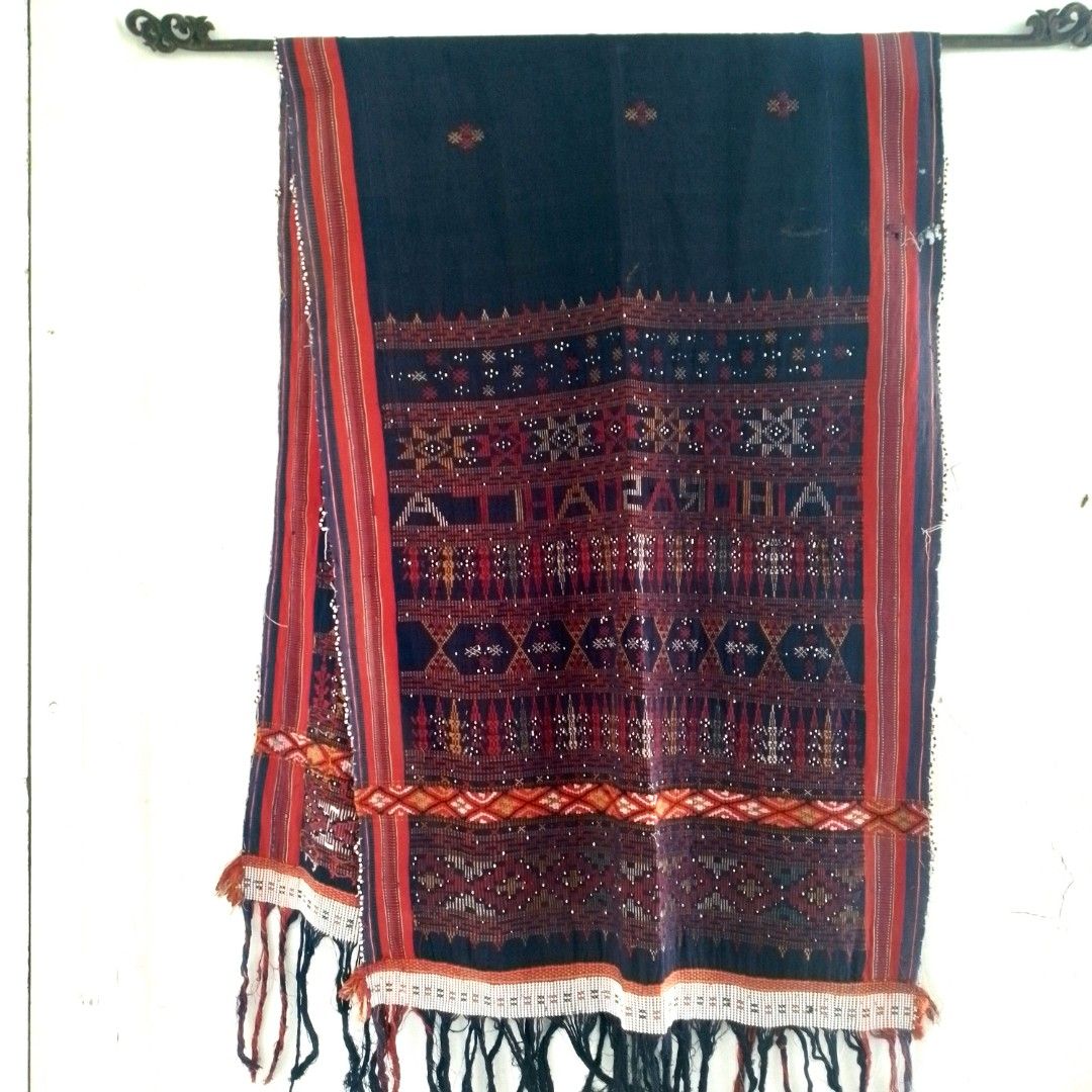 Kain Adat Ulos Sadum dengan Taburan Manik-Manik . Batak, Sumatera Utara. ±1970 an., Antik ...