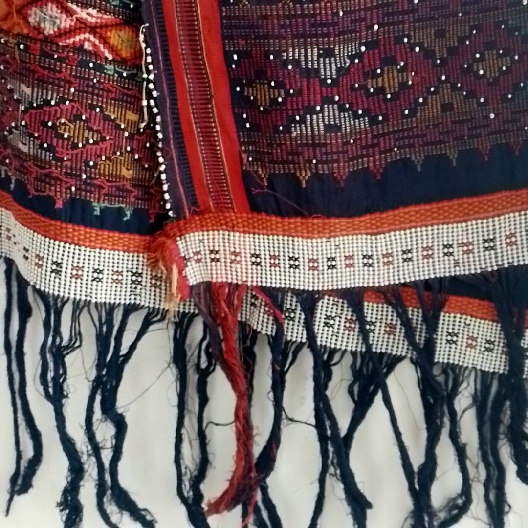 Kain Adat Ulos Sadum dengan Taburan Manik-Manik . Batak, Sumatera Utara. ±1970 an., Antik ...