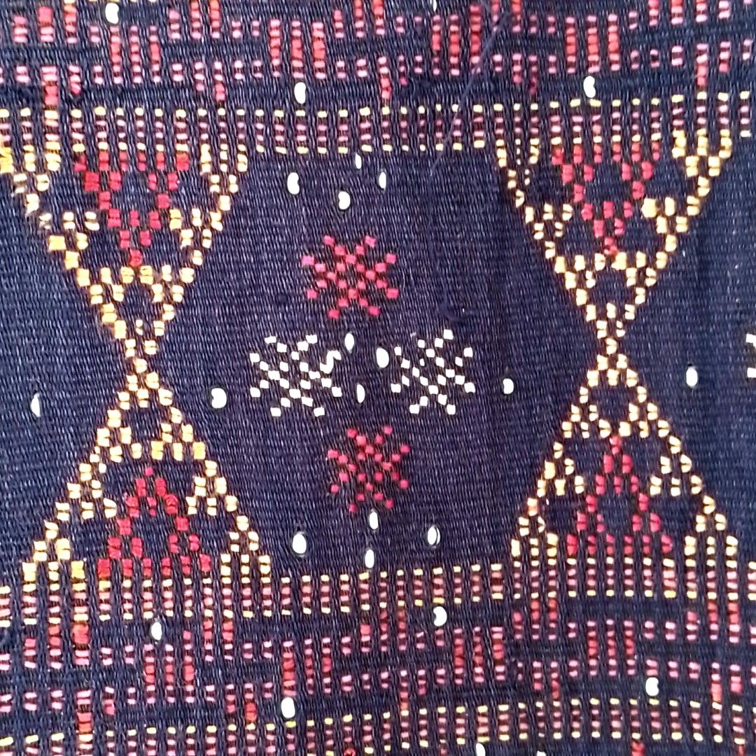 Kain Adat Ulos Sadum Dari Benang Pintal Kapas dan Taburan Manik-Manik . Batak, Sumatera Utara. ± ...