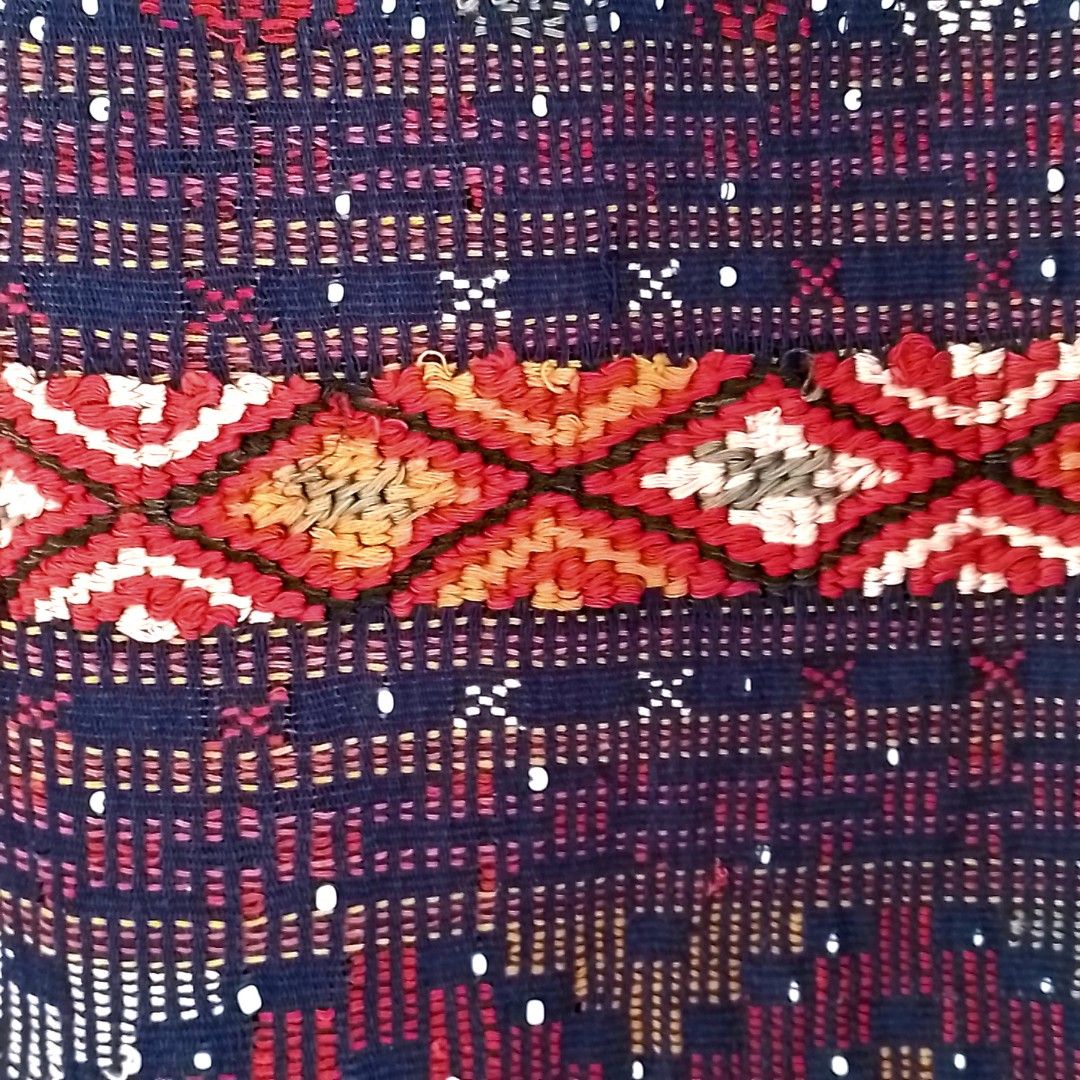 Kain Adat Ulos Sadum Dari Benang Pintal Kapas dan Taburan Manik-Manik . Batak, Sumatera Utara. ± ...