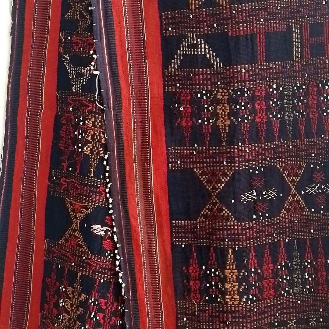 Kain Adat Ulos Sadum dengan Taburan Manik-Manik . Batak, Sumatera Utara. ±1970 an., Antik ...