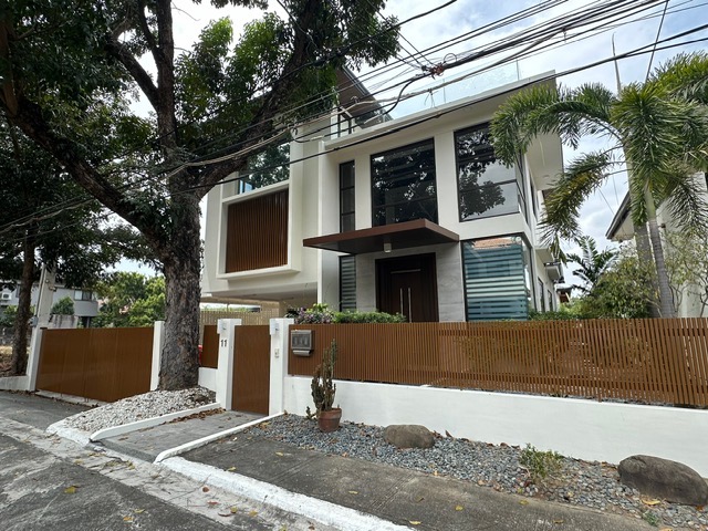 Multi-Level Modern Designed Two Storey House for Hillsborough ...