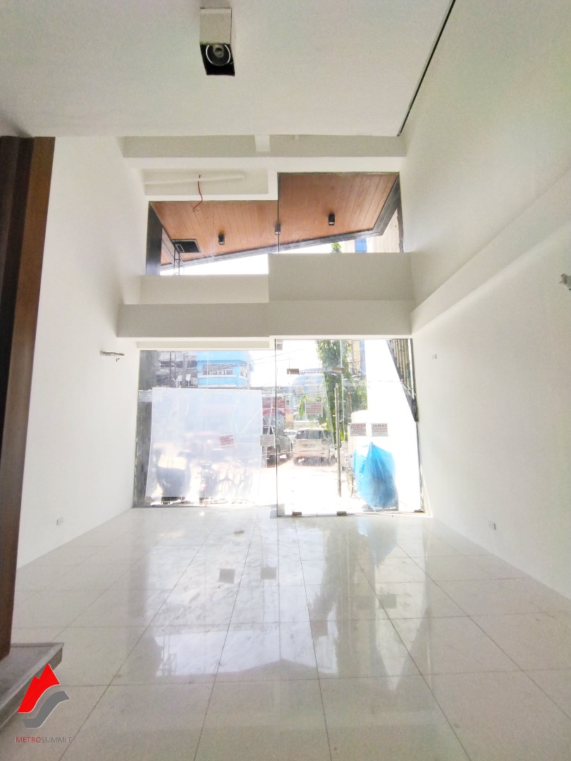 4 storey commercial unit with elevator bldg along busy street near ...