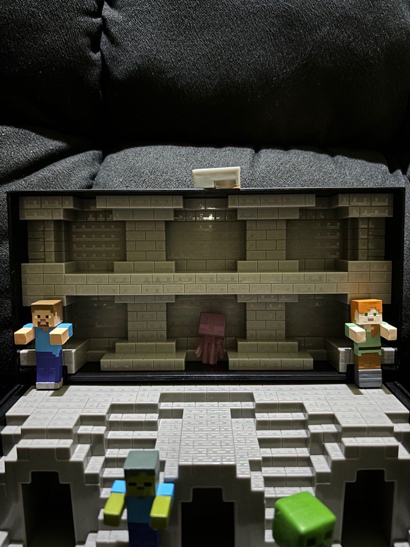 Mattel Minecraft Collector Chest and Exclusive Mini Figure Box, Hobbies ...