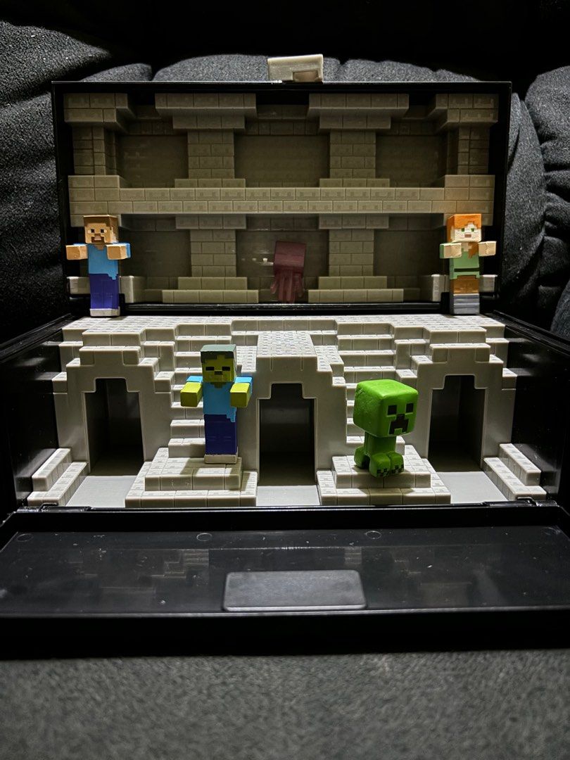 Mattel Minecraft Collector Chest and Exclusive Mini Figure Box, Hobbies ...