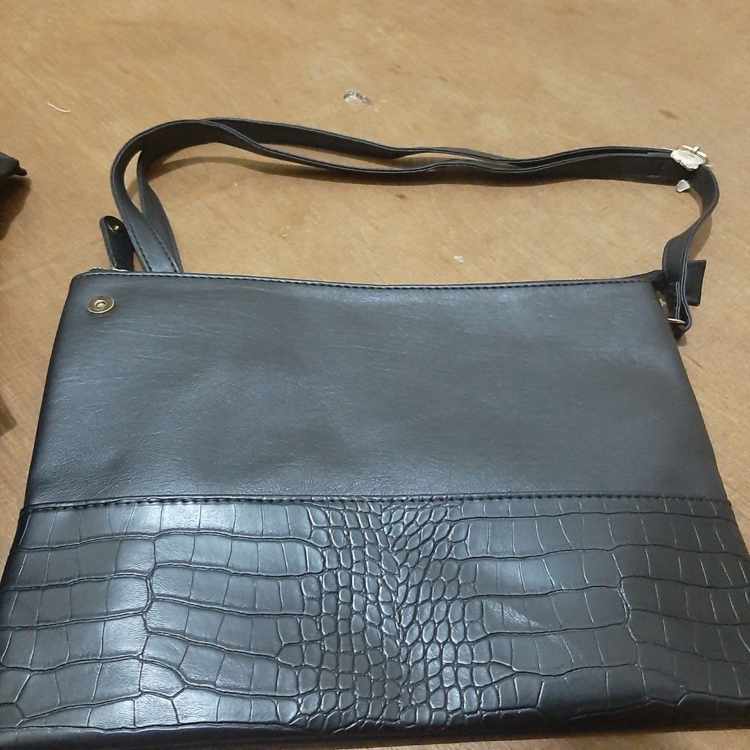 Tas Hitam Simple Elegan, Fesyen Wanita, Tas & Dompet di Carousell